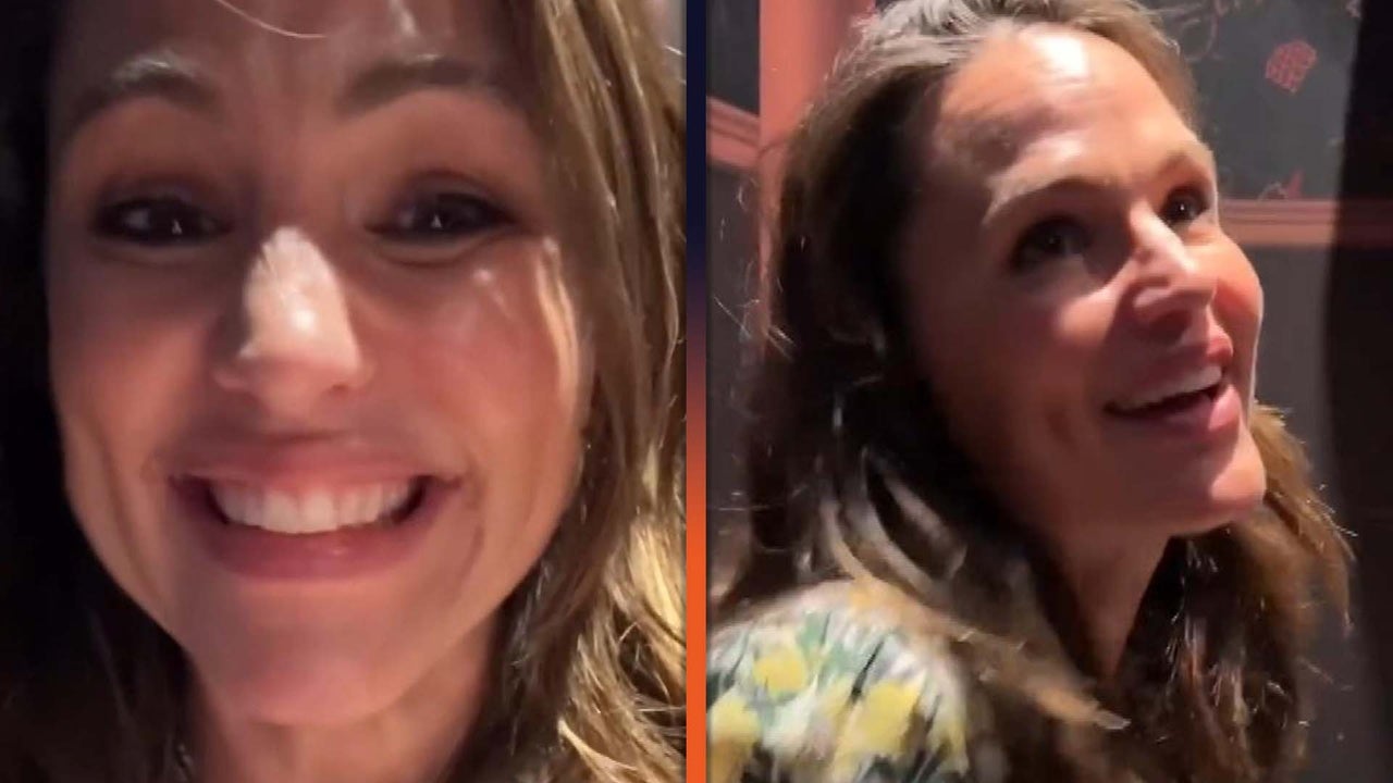 Jennifer Garner Gets Stuck Inside an Elevator at Comic-Con